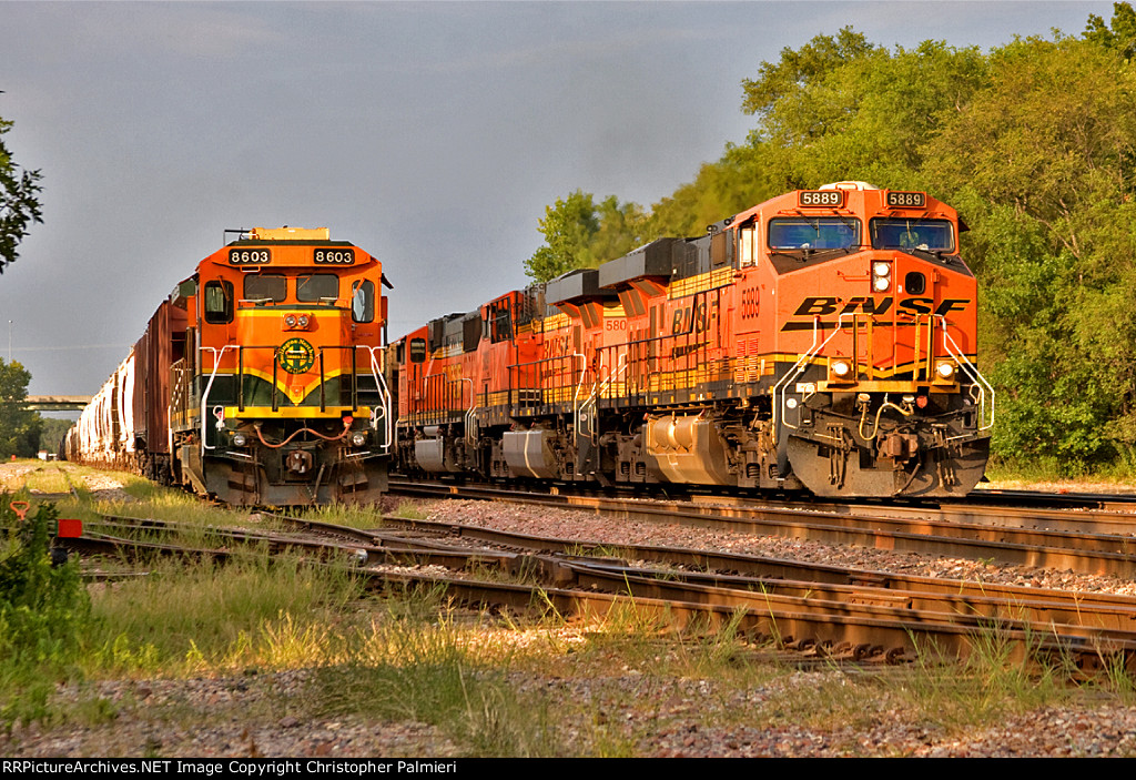 BNSF 8603 and BNSF 5889